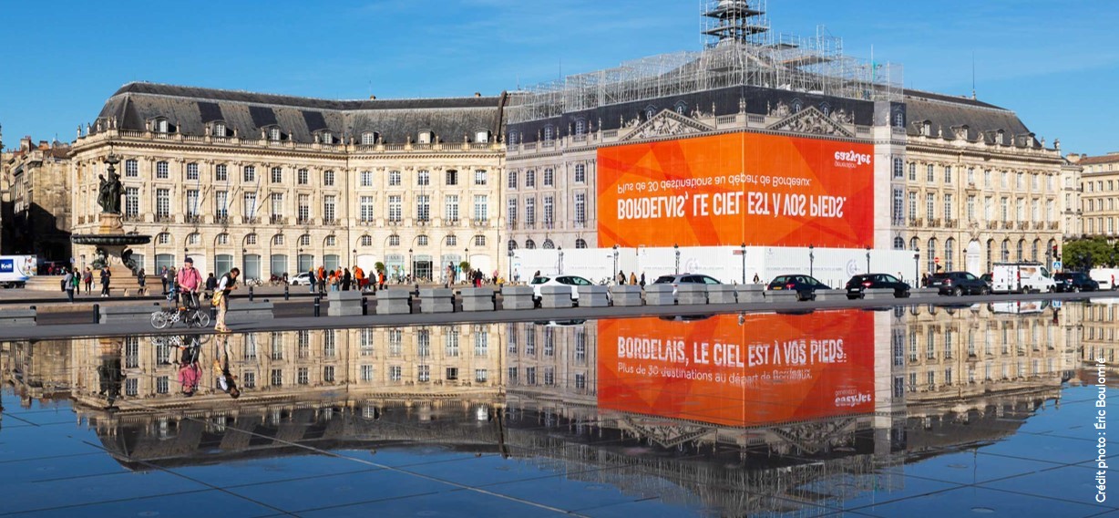 Impression grand format : la publicité renversante d'Easyjet à Bordeaux