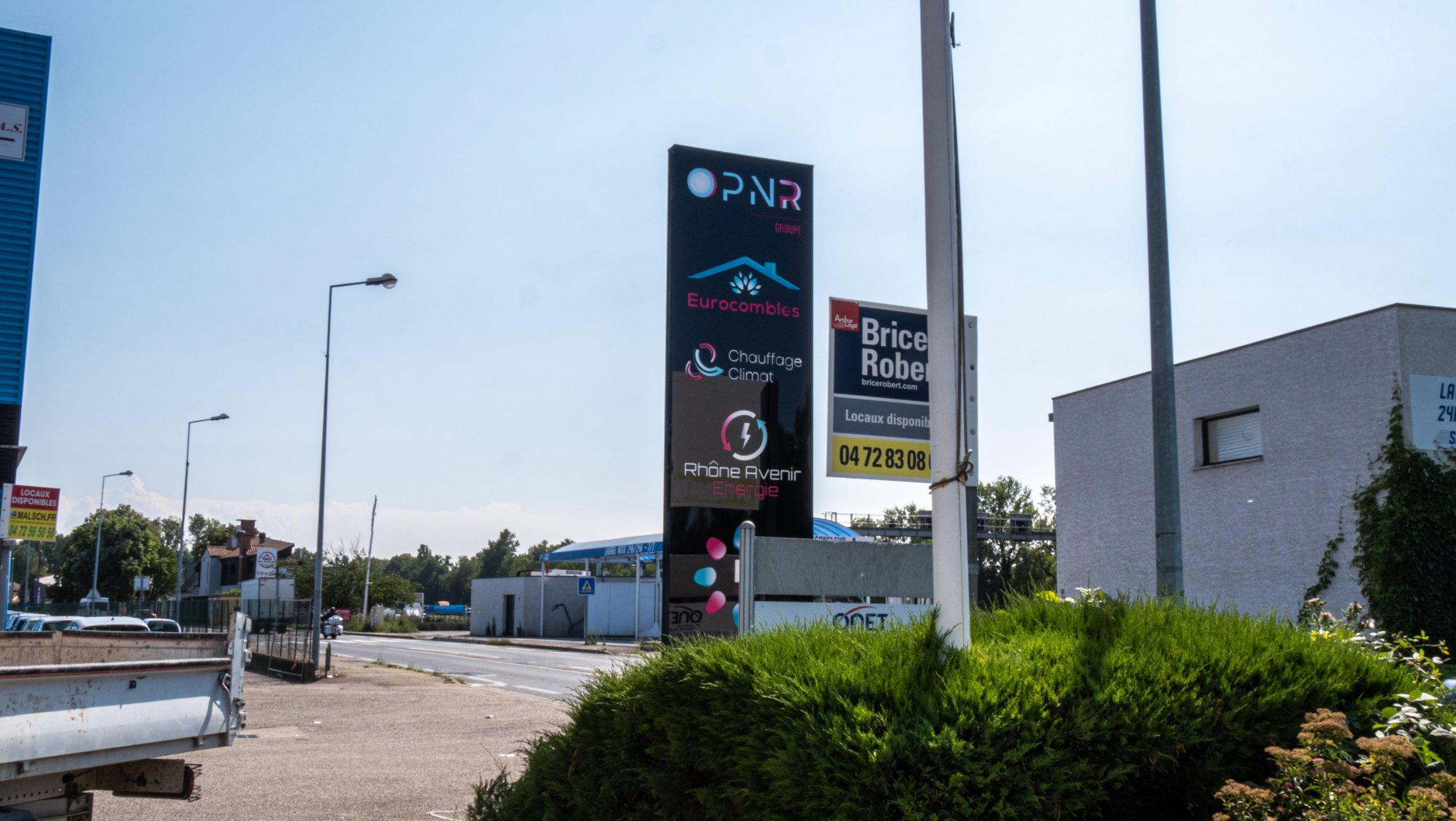 Totem - enseigne publicitaire pour bâtiment